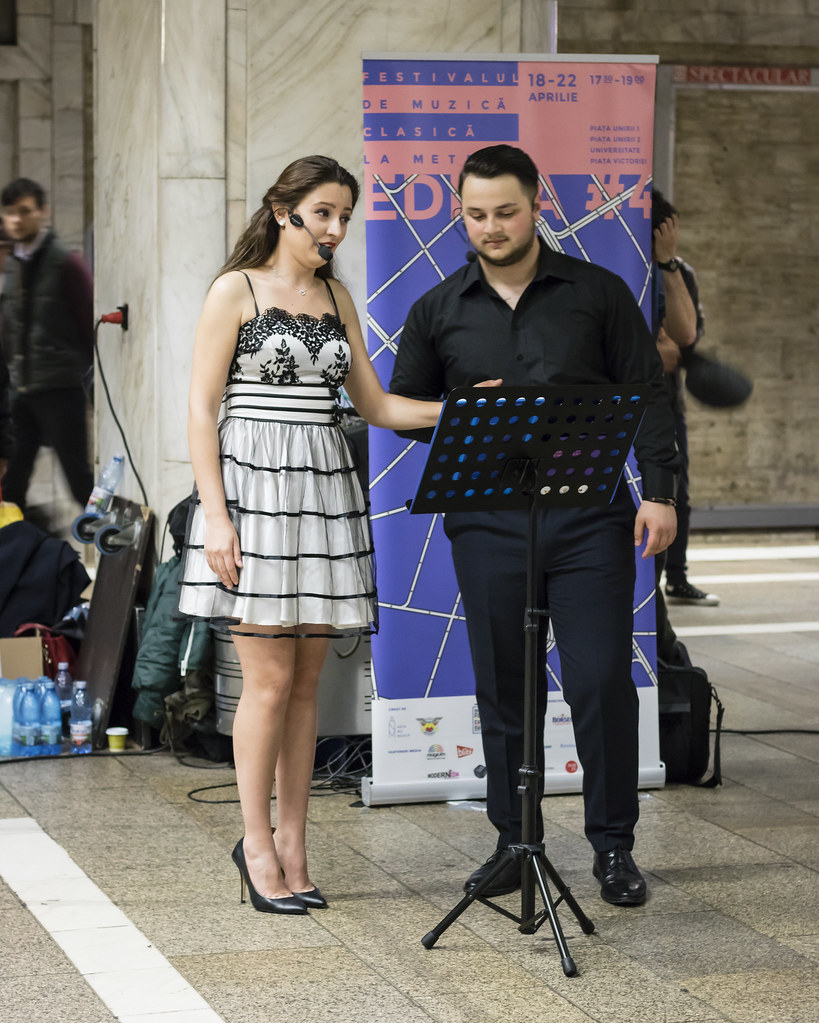 Soprana Diana Gheorghe și tenorul Andrei Petre – recital la Festivalul de Muzică Clasică la Metrou, Piața Unirii, ediția a 4-a
