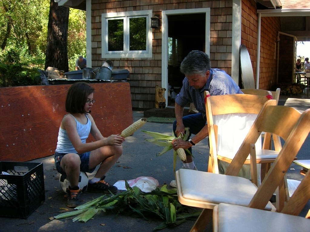 Nicole & Virginia shuck the corn | Robin Gerber | Flickr