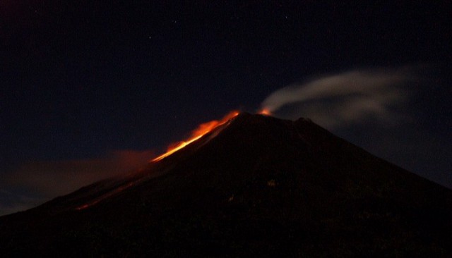 Arenal Volcano - Lava at Night | Cheryl | Flickr