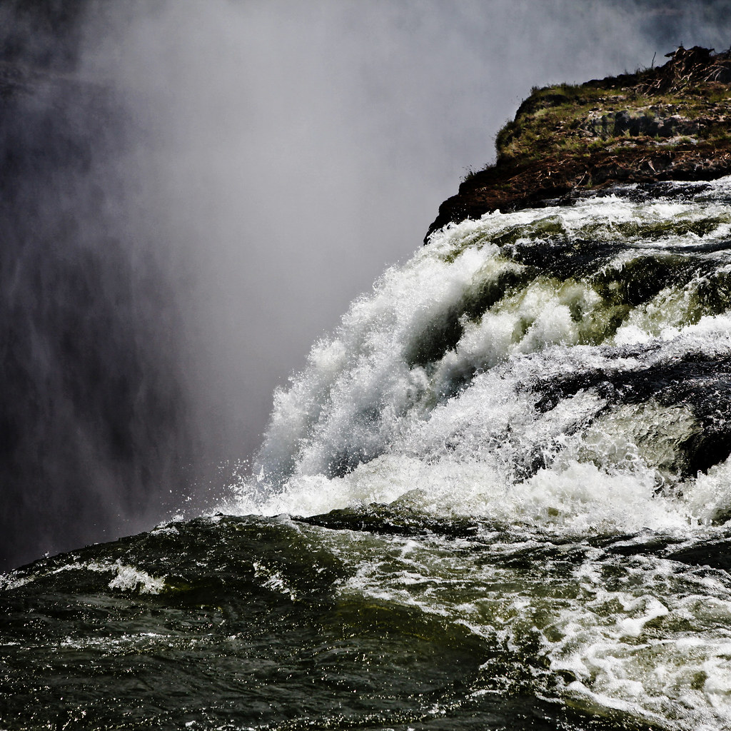 Devil's Pool, Victoria Falls: Turbulent cascade along the cliff edge at the brink of the falls