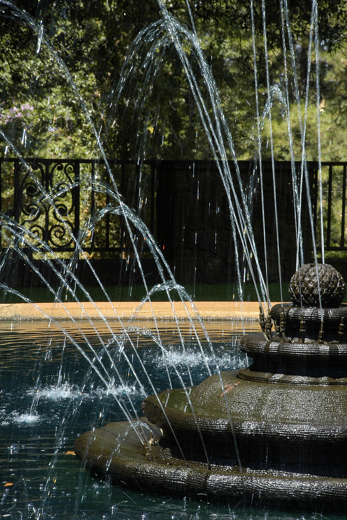 DSC_0139 | A pretty cool fountain that is part of the Empire… | Flickr