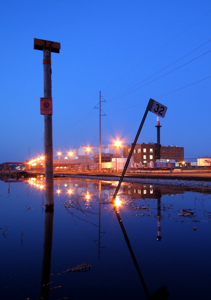 32 | ...Oscar Mayer factory at dusk... | Tor | Flickr