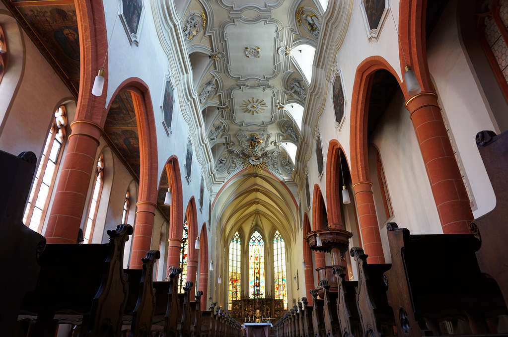 Interior of Limburg Stadtkirche, Limburg an der Lahn: Gothic nave with red-sandstone arches, ribbed vaults, and a stained-glass chancel.