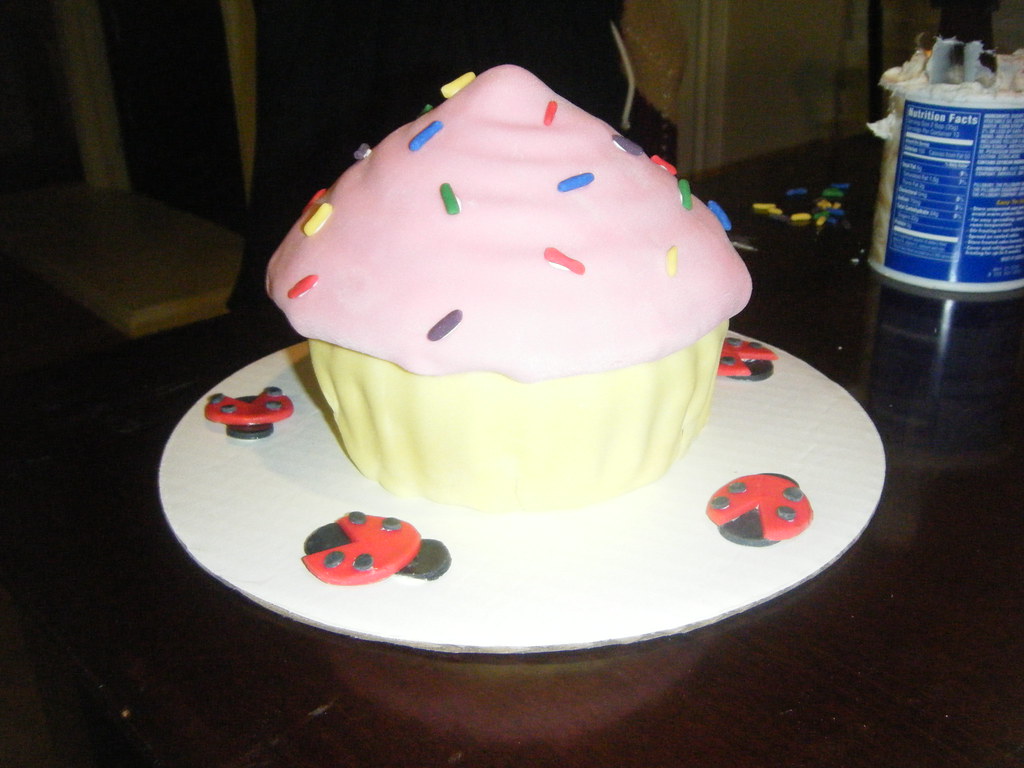 Cupcake Cake | A Cupcake cake I made for a coworkers birthda… | Flickr