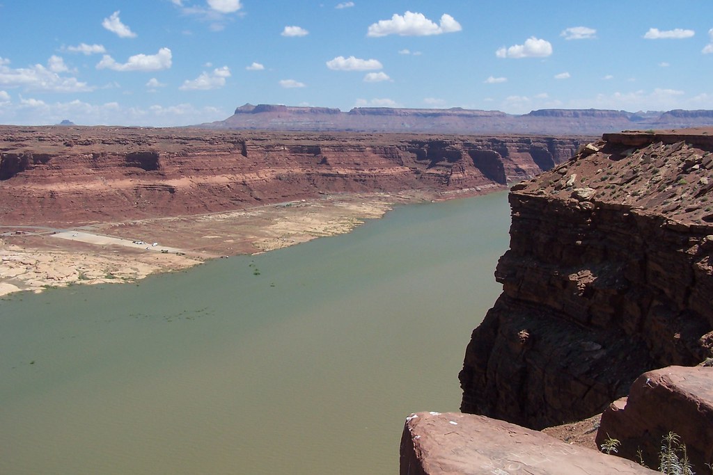 Cliffs above Lake Powell | J. Stephen Conn | Flickr