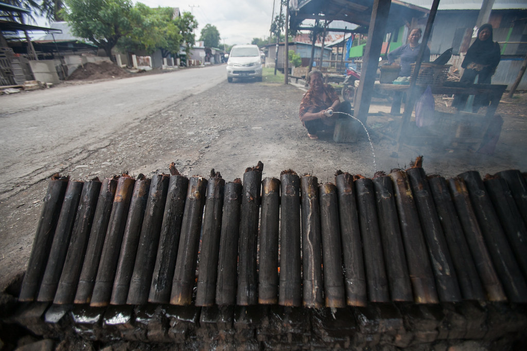 Lemang in Hollow Bamboo: Roadside Rice Cooking in Jeneponto, South Sulawesi