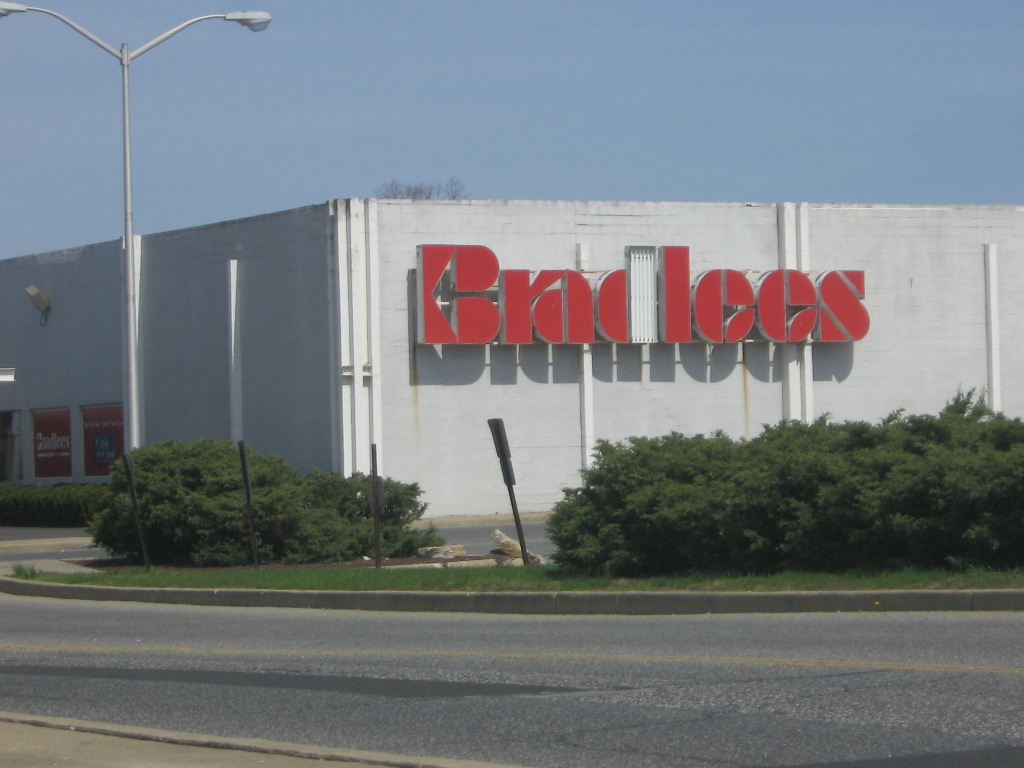 Bradlees, Toms River | Picture taken several years after it … | Flickr