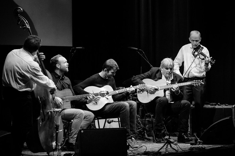 Hot Club de Norvège live at Djangofestivalen 2018, Cosmopolite, Oslo — gypsy jazz quintet on stage (Jan 19, 2018)