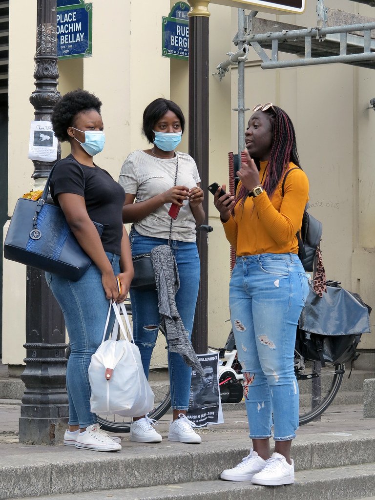 Three Black Girls Standing And Chatting Pivapao Flickr