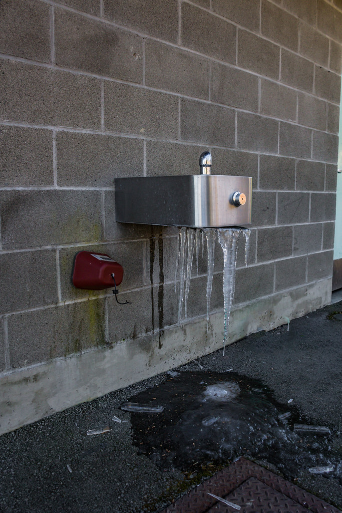 Frozen Drinking Fountain 2017 01 04 02