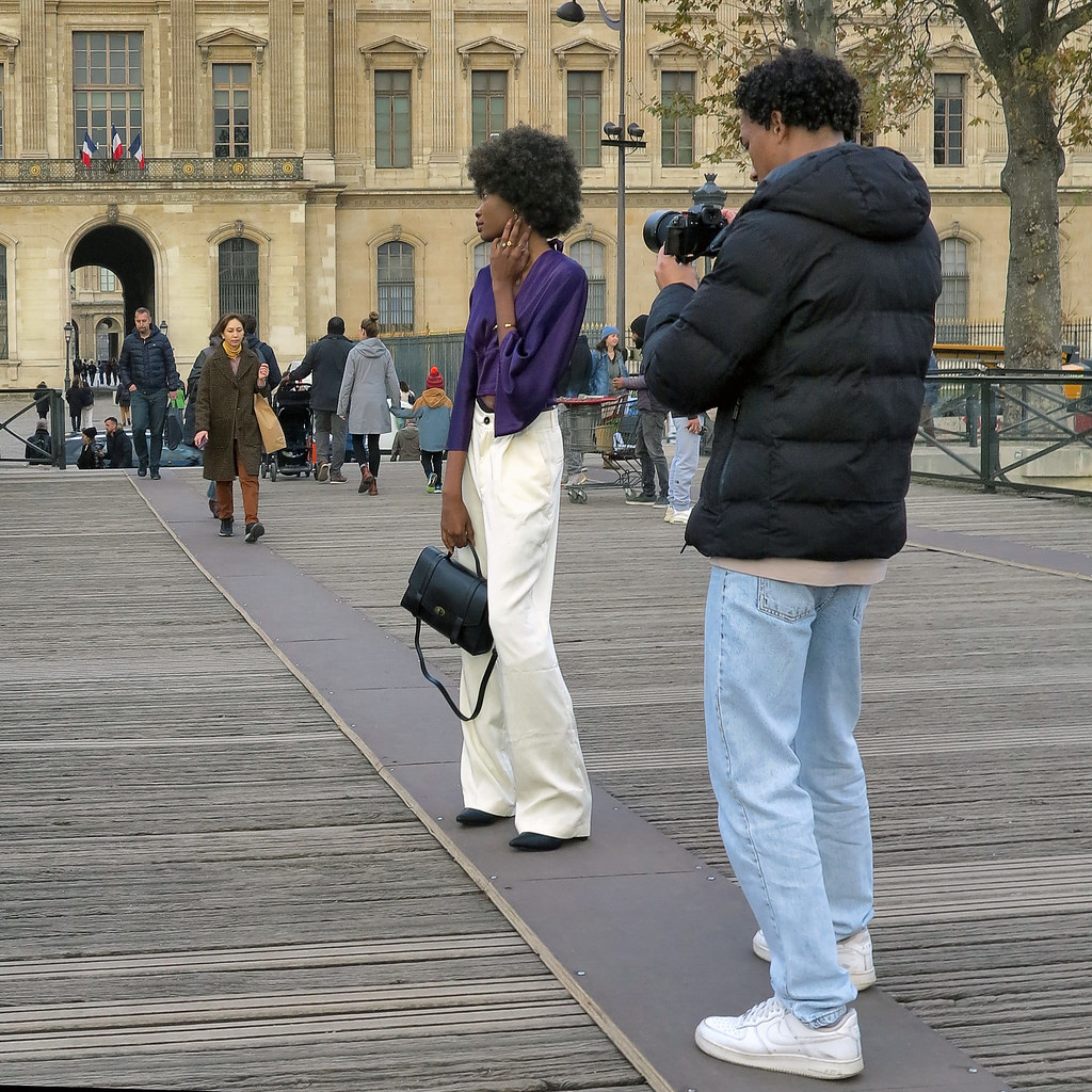 Black Model Posing On The Pont Des Art Pivapao Flickr
