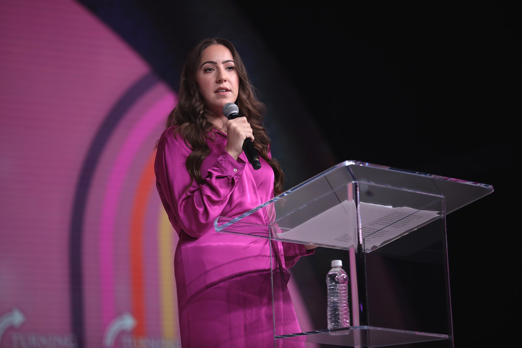 Chaya Raichik | Chaya Raichik speaking with attendees at the… | Flickr