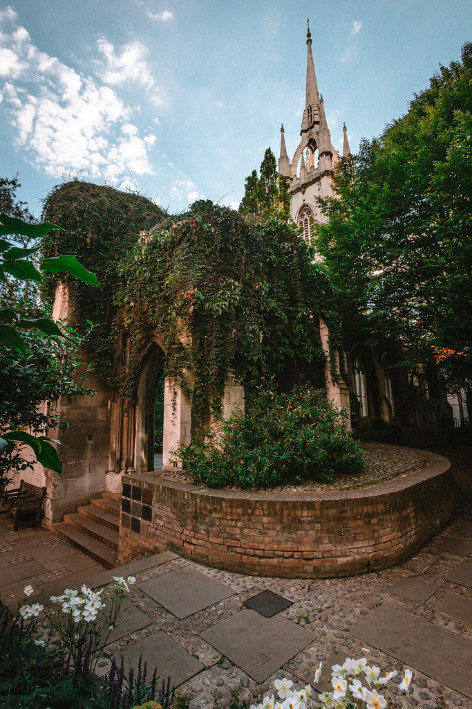 St Dunstan in the East: Ivy-clad Gothic ruin framing a tranquil London courtyard garden