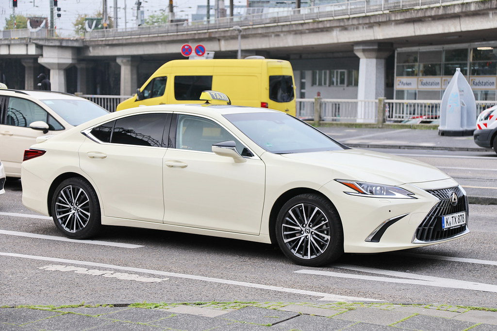 Lexus Taxi am HBF Köln 14.9.2023 3261 | Köln in Germany | Elmar | Flickr