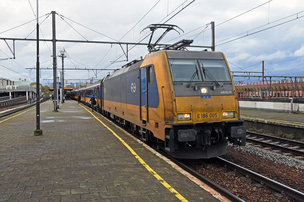 E 186 005 at Antwerpen Berchem | TRAXX Class 186, 186 005 wa… | Flickr