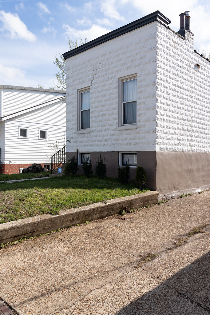 Taft Street White Brick Residence: Corner-View of a Quiet Urban Home