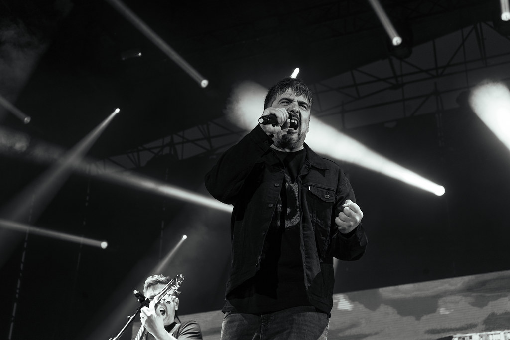 Estopa in Barcelona, 2025 — Frontman under bold stage lighting in monochrome