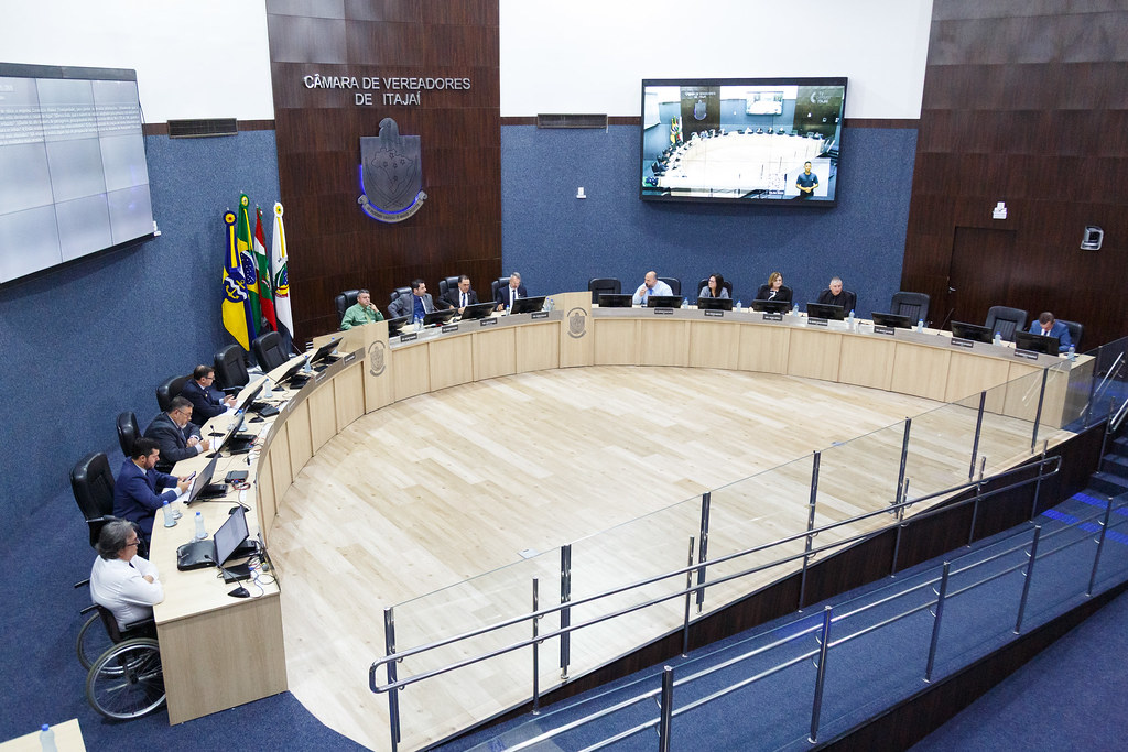 Itajaí - 34ª Sessão Ordinária da Câmara de Vereadores: plenário semicircular em sessão pública