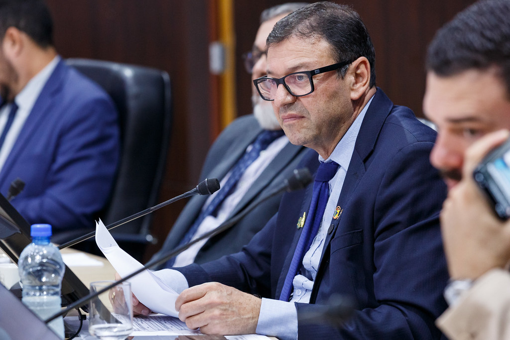 Câmara de Itajaí – 34ª Sessão Ordinária: vereador lê documentos durante debate no plenário
