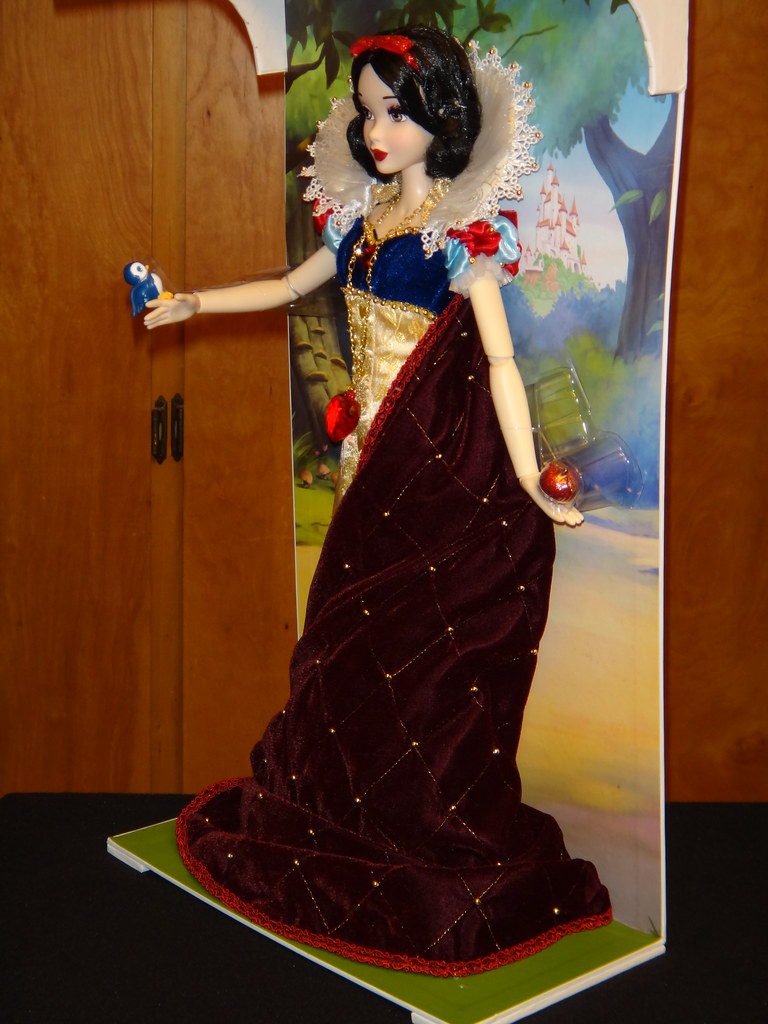 Snow White Limited Edition 17'' Doll - Unboxing - Open Dio… | Flickr