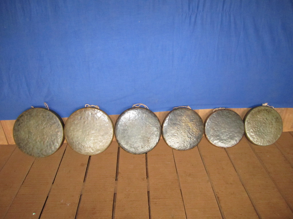 Gongs | A set of gongs are 6, it are in order from the bigge… | Flickr