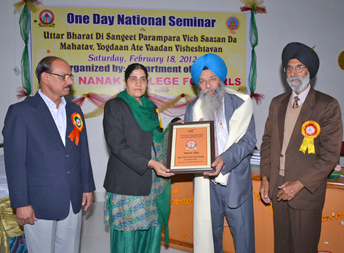 Dr. Kanwaljit Singh receiving Memento | Dr. Kanwaljit Singh | Flickr