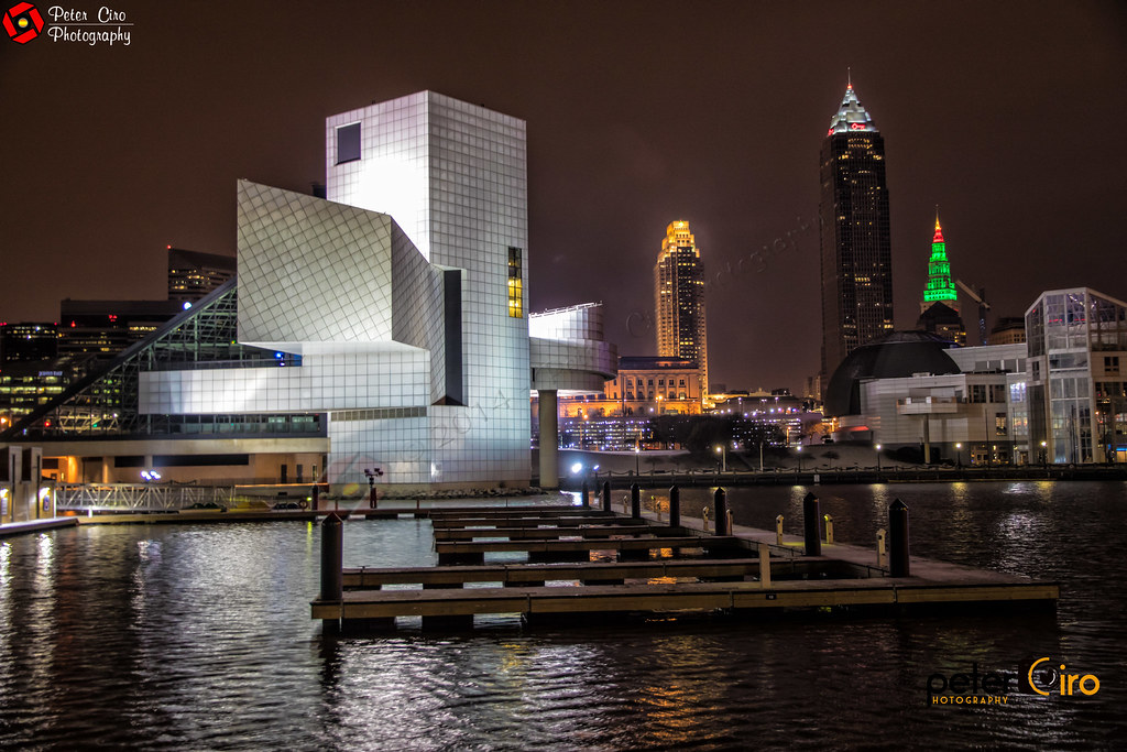 Rock Hall of Fame (Rock and Roll Hall of Fame) and Cleveland Skyline at Night — Waterfront View of Modern Architecture on the Cuyahoga River
