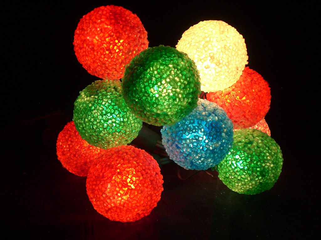 GE General Electric C7 Lighted Ice Bulbs Lit | Plastic pelle… | Flickr