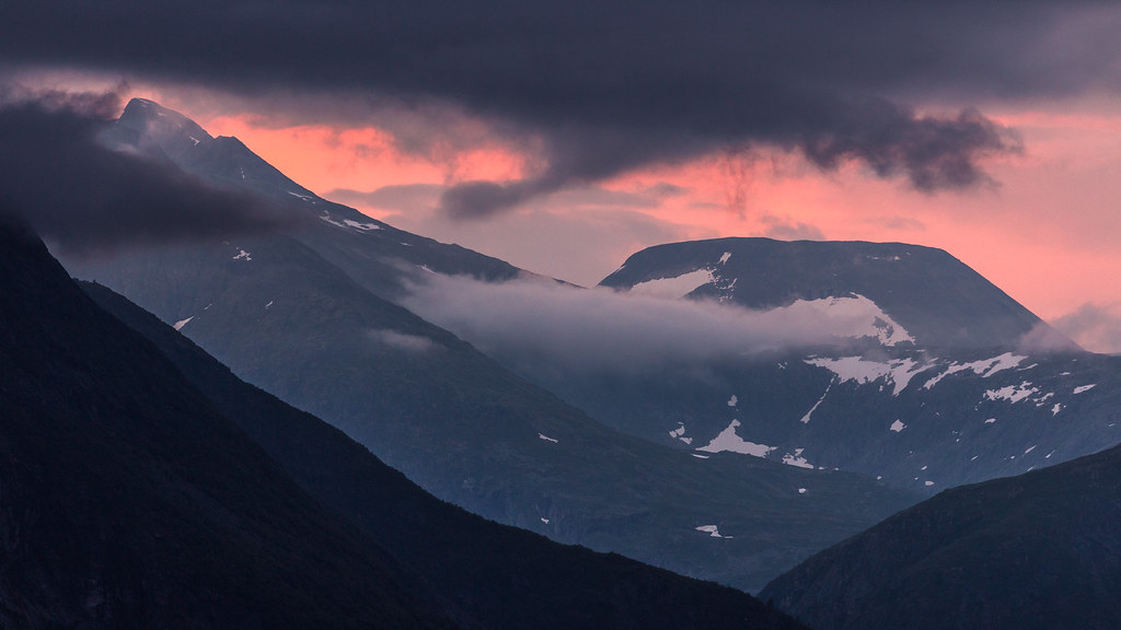 Alpine Afterglow over Snow-Dusted Peaks at Sunset